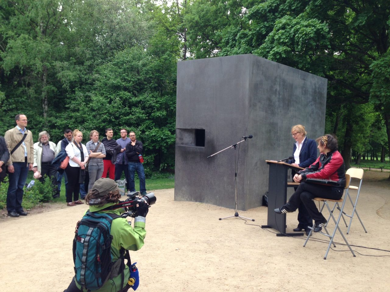 Gedenkfeier am Homosexuellen-Denkmal erinnert an das Leid lesbischer ... Gedenkfeier am Homosexuellen-Denkmal erinnert an das Leid lesbischer ...