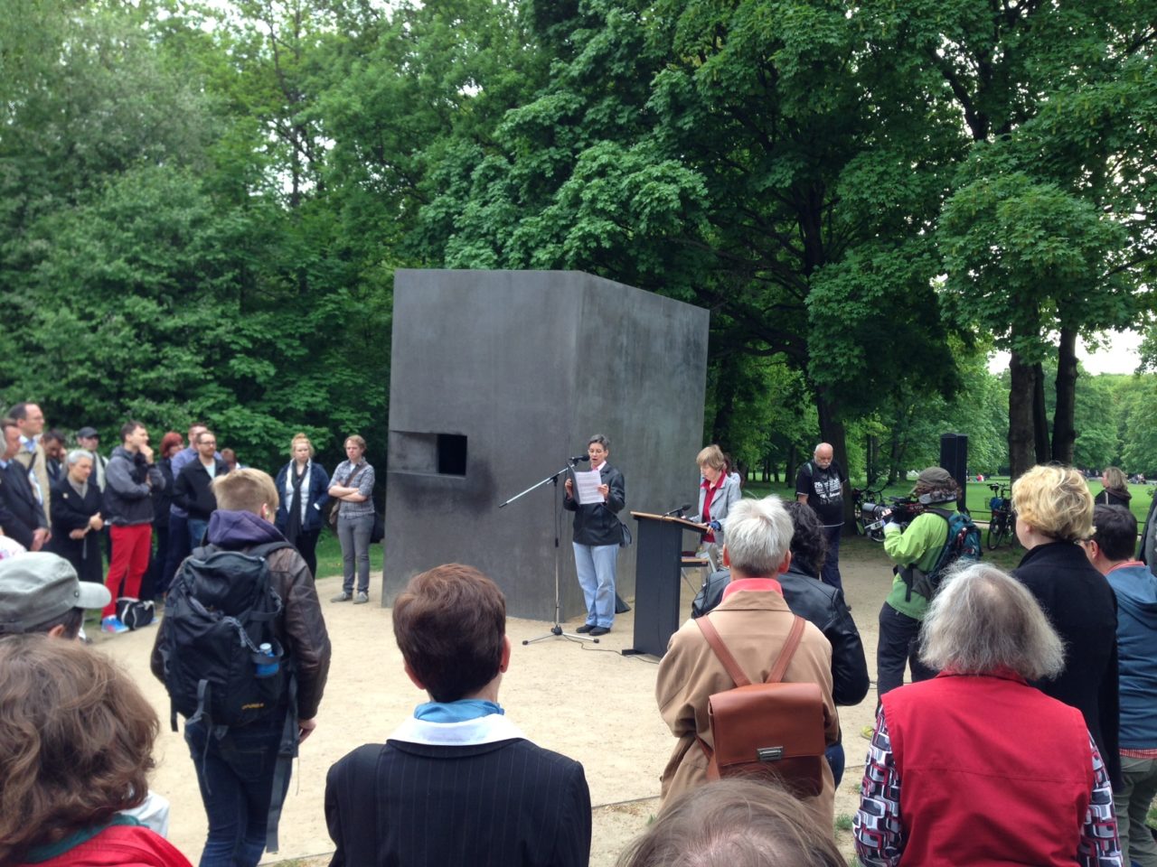 Gedenkfeier am Homosexuellen-Denkmal erinnert an das Leid lesbischer ... Gedenkfeier am Homosexuellen-Denkmal erinnert an das Leid lesbischer ...